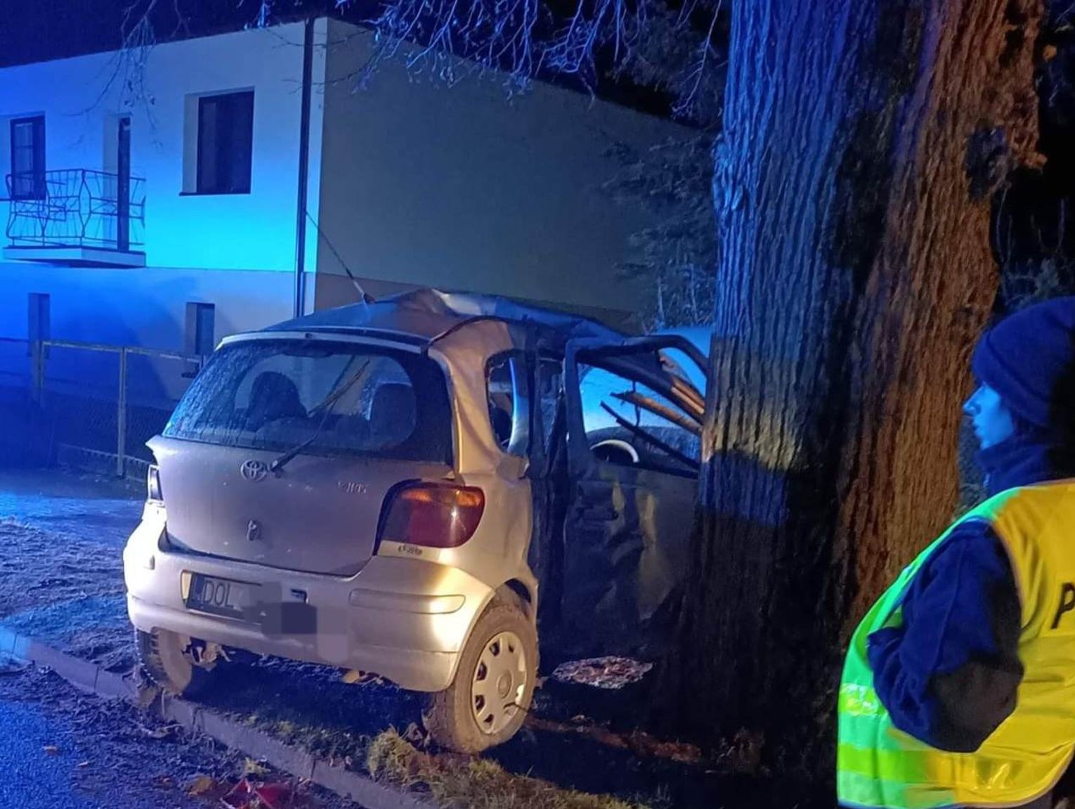 Auto bokiem uderzyło w drzewo. Nie żyje młoda pasażerka
