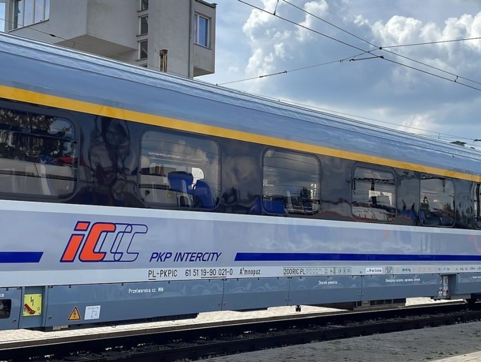 PKP Intercity zawiesza przesyłki konduktorskie