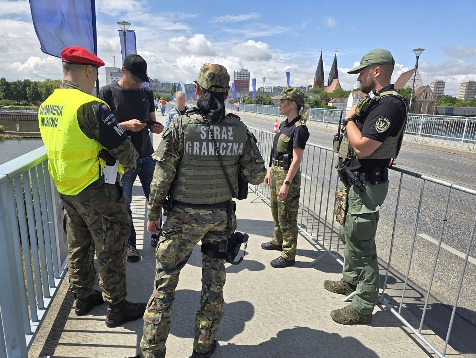 Tysiące skontrolowanych ludzi. Są pierwsze zatrzymania