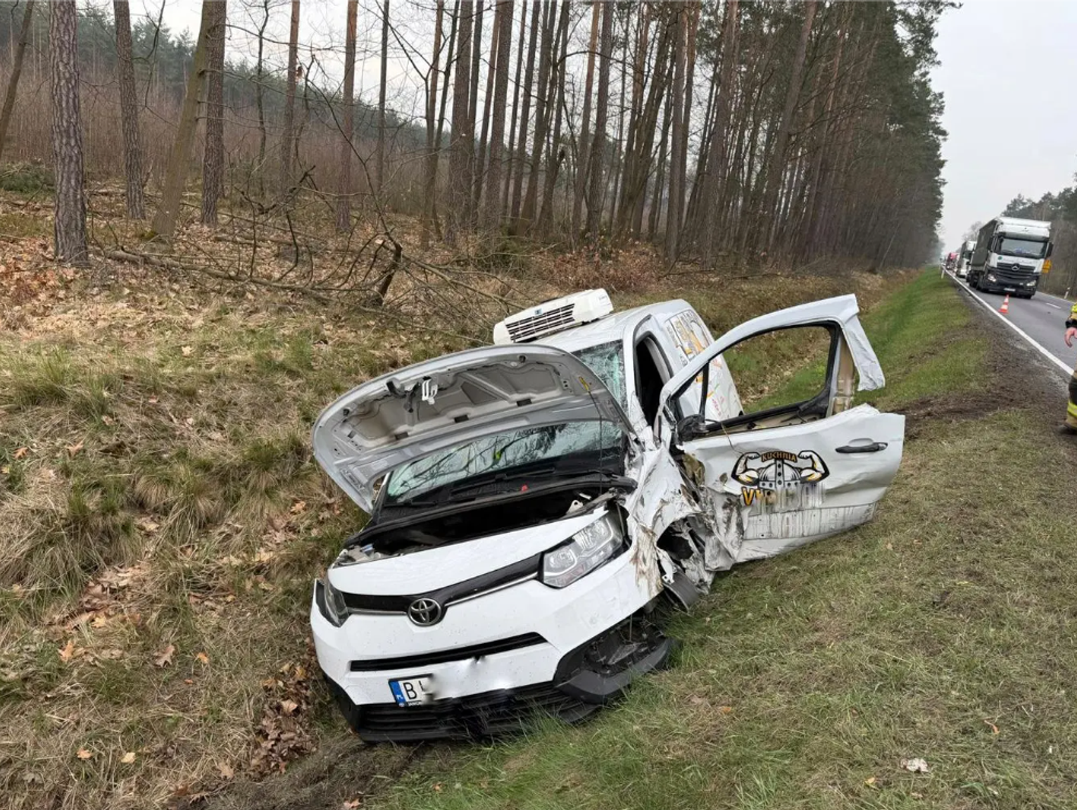 Wypadek o świcie. Trzy auta rozbite, jedna osoba poszkodowana