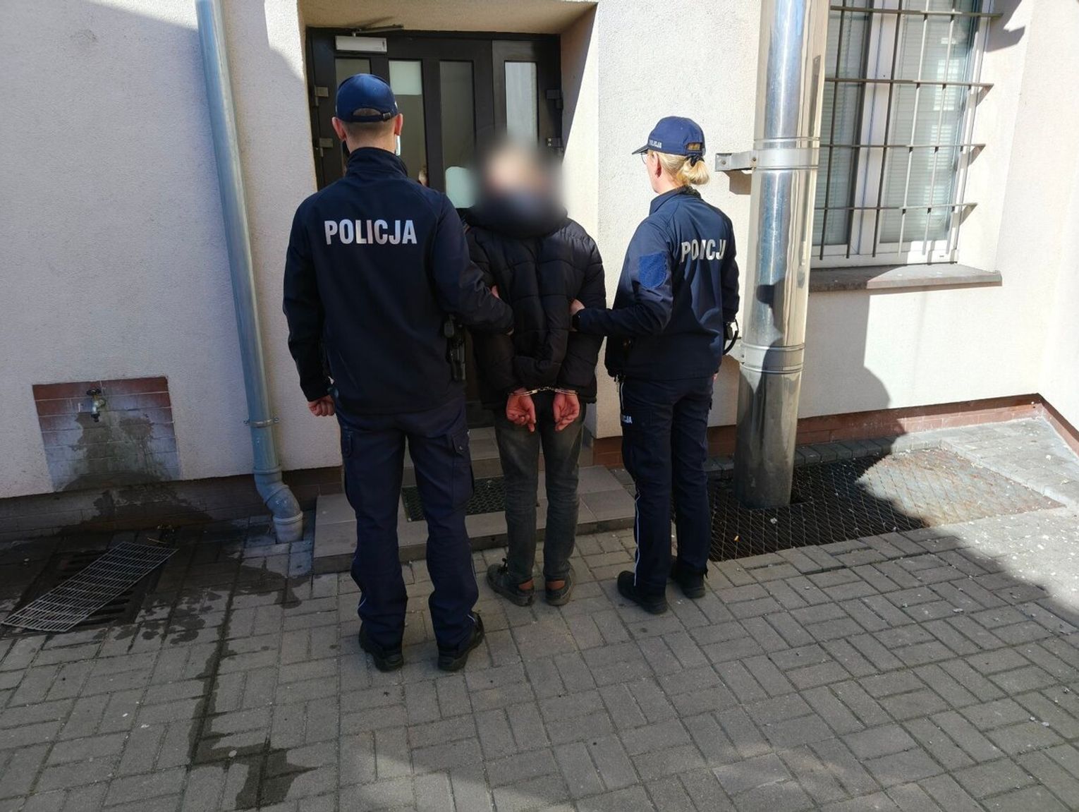 „Zabawa”, która mogła skończyć się tragedią. 23-latek NAGI w środku lasu