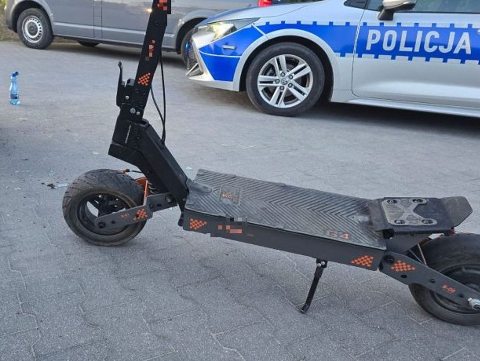 Zderzenie na pasach w Kaliszu. 20-latka na e-hulajnodze i osobówka